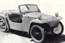 Flying Feather. La Citroën « 2CV » japonaise avec des roues de moto