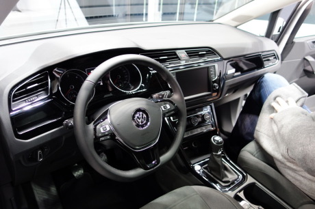 Volkswagen Touran R-Line (2015) : look sport pour le nouveau Touran