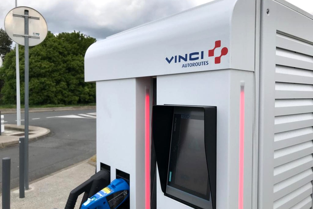 Bornes de recharge rapide. 50% des aires d'autoroutes équipées