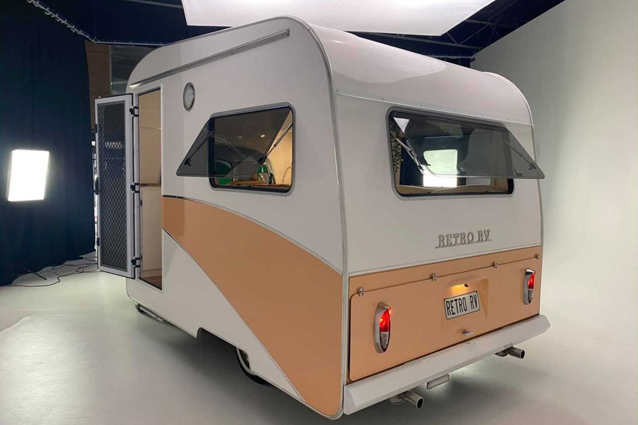 Un Volkswagen Combi camping-car à moteur Subaru.