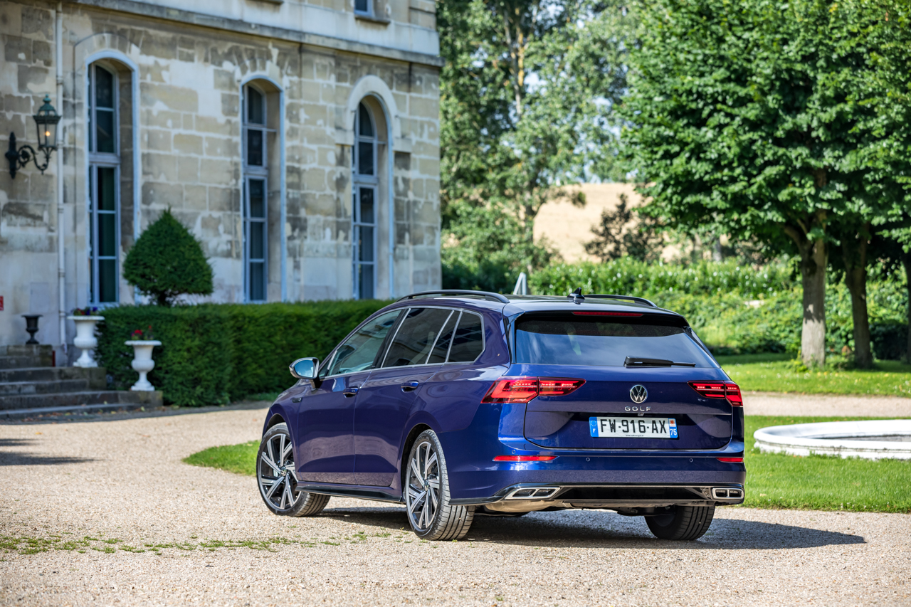 Photo 25 - Volkswagen Golf 8 SW R Line style - Peugeot 308 SW (2022) vs ...