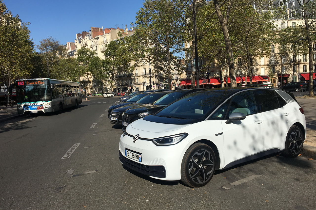 Voiture électrique. Le stationnement gratuit partout en voirie