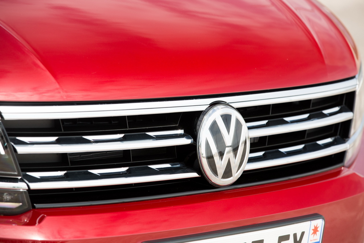 Photo 41 - Volkswagen Tiguan 2016 rouge Carat vue de la calandre ...