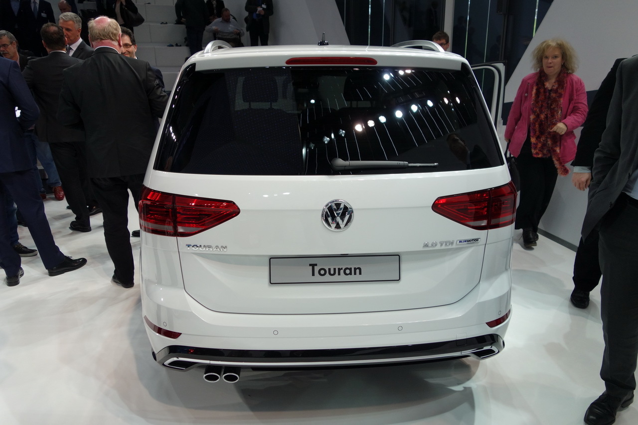 Volkswagen Touran R-Line (2015) : look sport pour le nouveau Touran ...