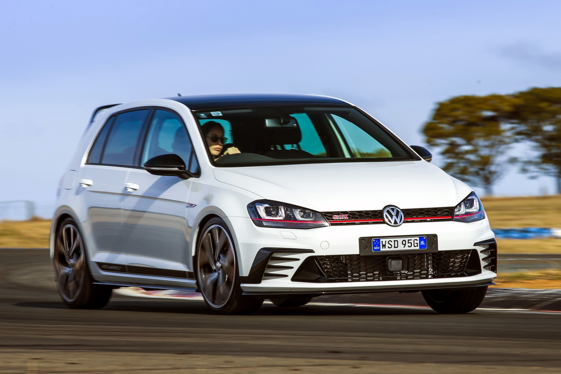 Photo 47 - Saga Volkswagen Golf GTI : la plus célèbre des bombinettes.