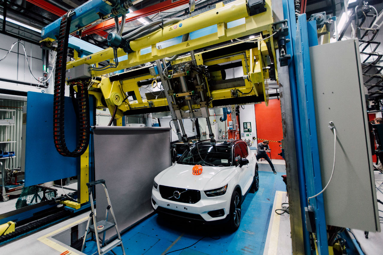 Volvo réalise des crash-tests avec des casques de vélo