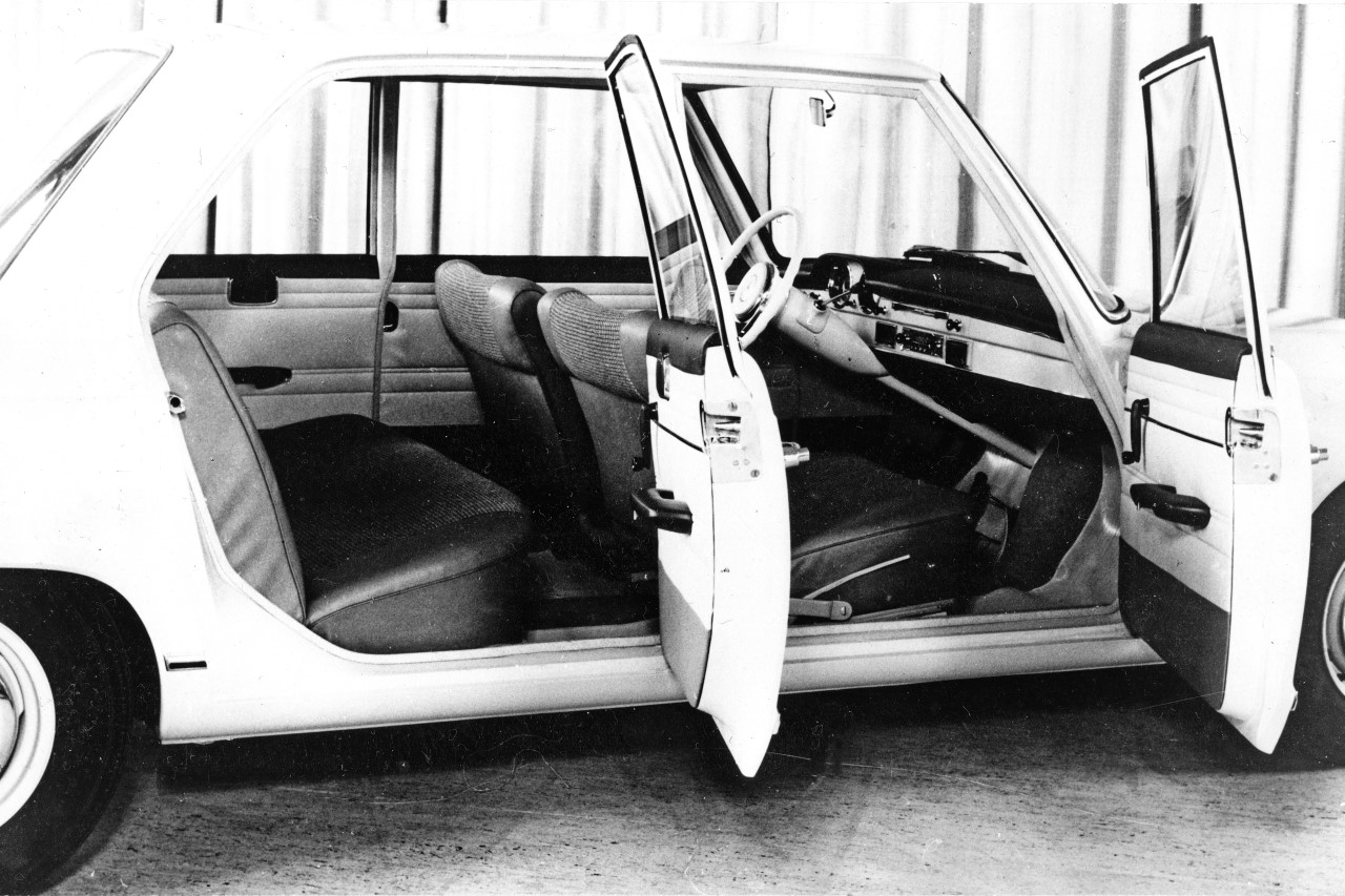 Photo 8 - Mercedes W118 W119 prototype intérieur - Mercedes Classe C ...