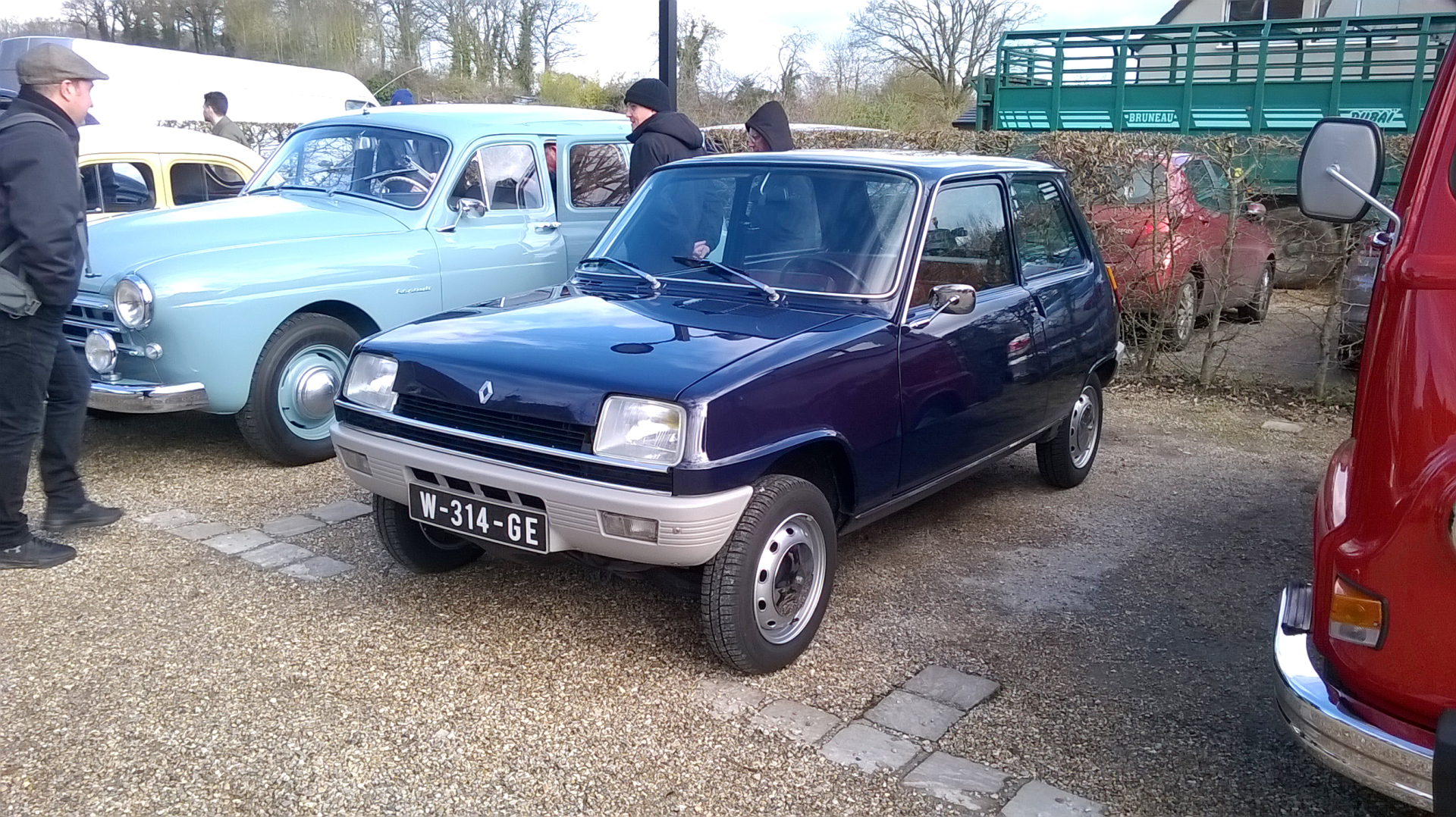 Photo 7 - Renault 5 1977 bleu marine vue avant - 120 ans de Renault ...