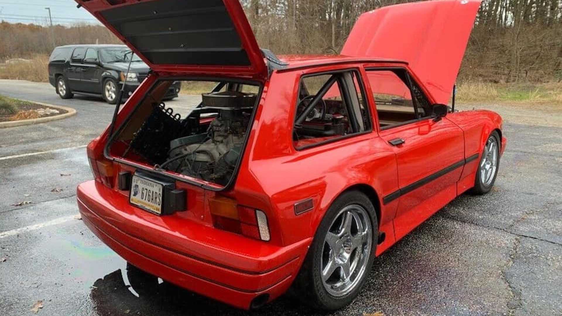 Une Zastava Yugo forte de deux V8