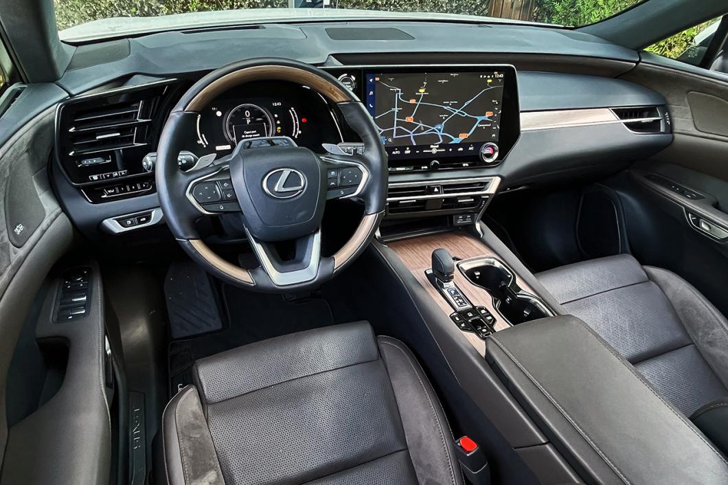 Essai Lexus RX 450h+ (2023). Nouvelle génération sur prise