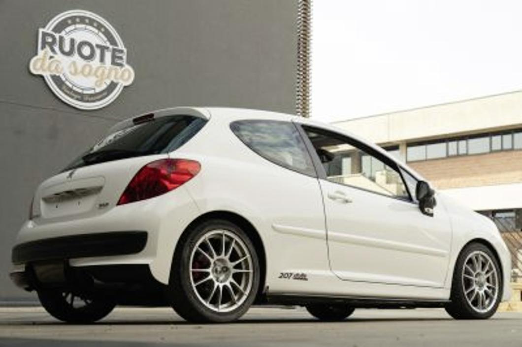 Deux exemplaires uniques de la Peugeot 207 à vendre pour 30 000