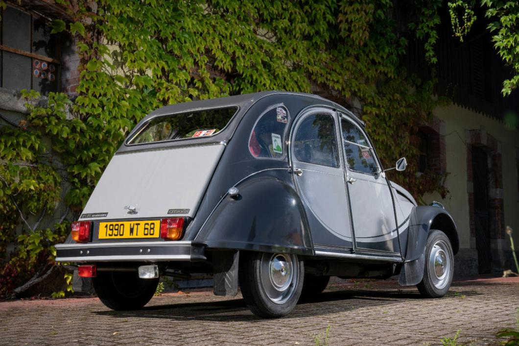 La dernière Citroën 2CV exposée au Musée national de l'Automobile à Mulhouse