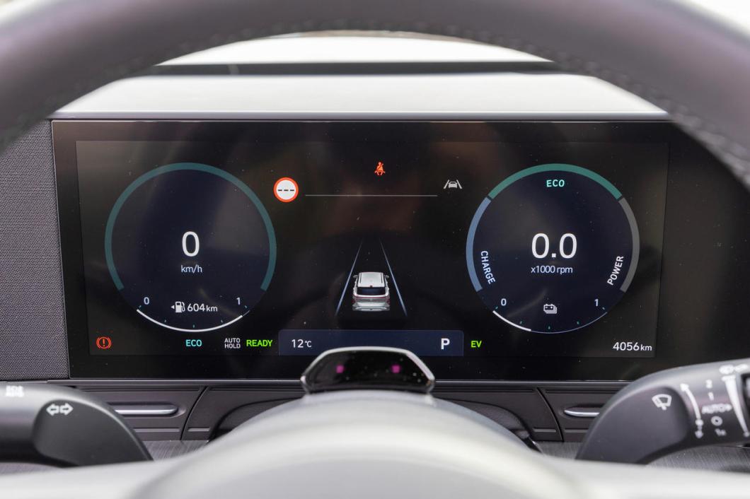 Essai comparatif : le Toyota C-HR hybride (2024) défie le Hyundai Kona