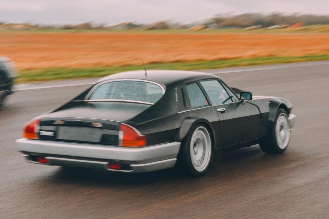 TWR Supercat (2024). Cette Jaguar XJS restomod adopte un V12 de plus de ...