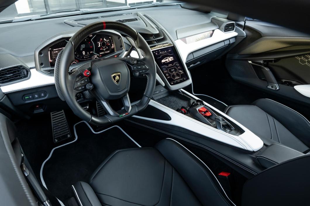 Essai Lamborghini Revuelto hybride : le V12 hurle toujours