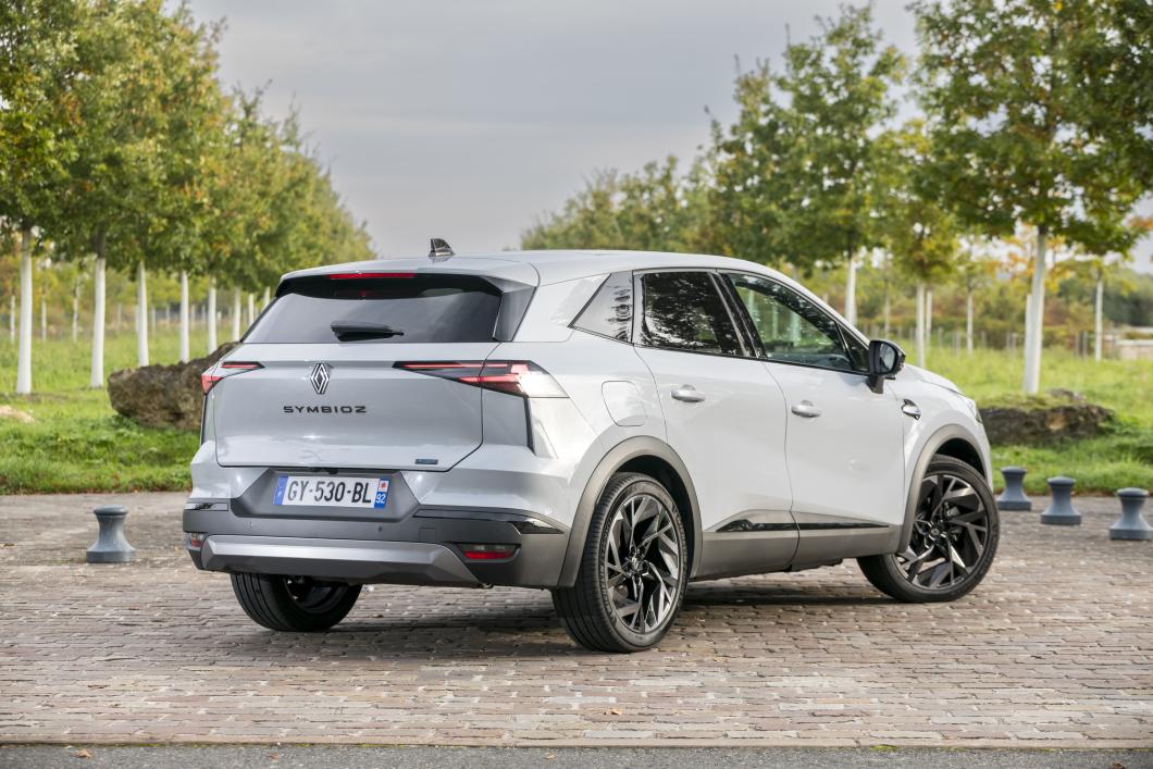 Nouveau Renault Austral (2025). Première photo de l'arrière du SUV restylé