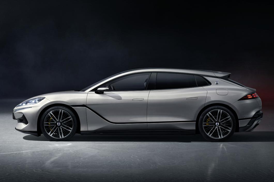 BYD lance Denza en Europe avec la Z9 GT, un break de chasse premium au ...