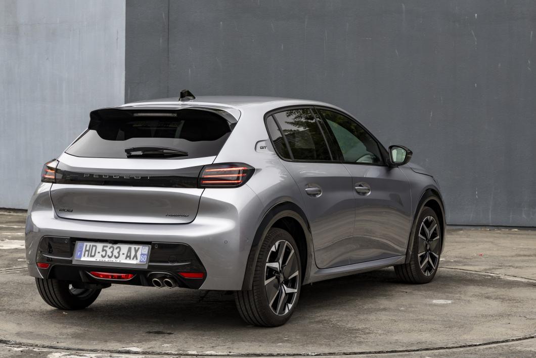 Renault Clio 6 (2026) vs Peugeot 208 : premier face-à-face statique ...