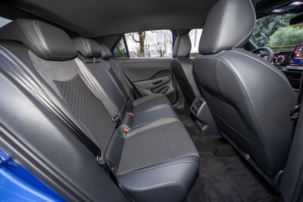 Essai comparatif SUV hybride. Le Volkswagen T-Roc (2026) défie le ...