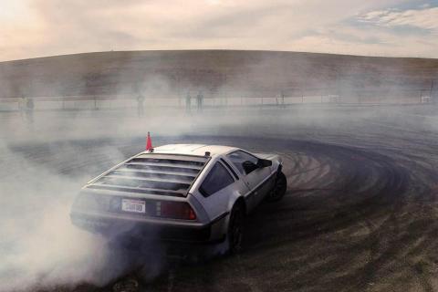 Une DeLorean autonome en drift