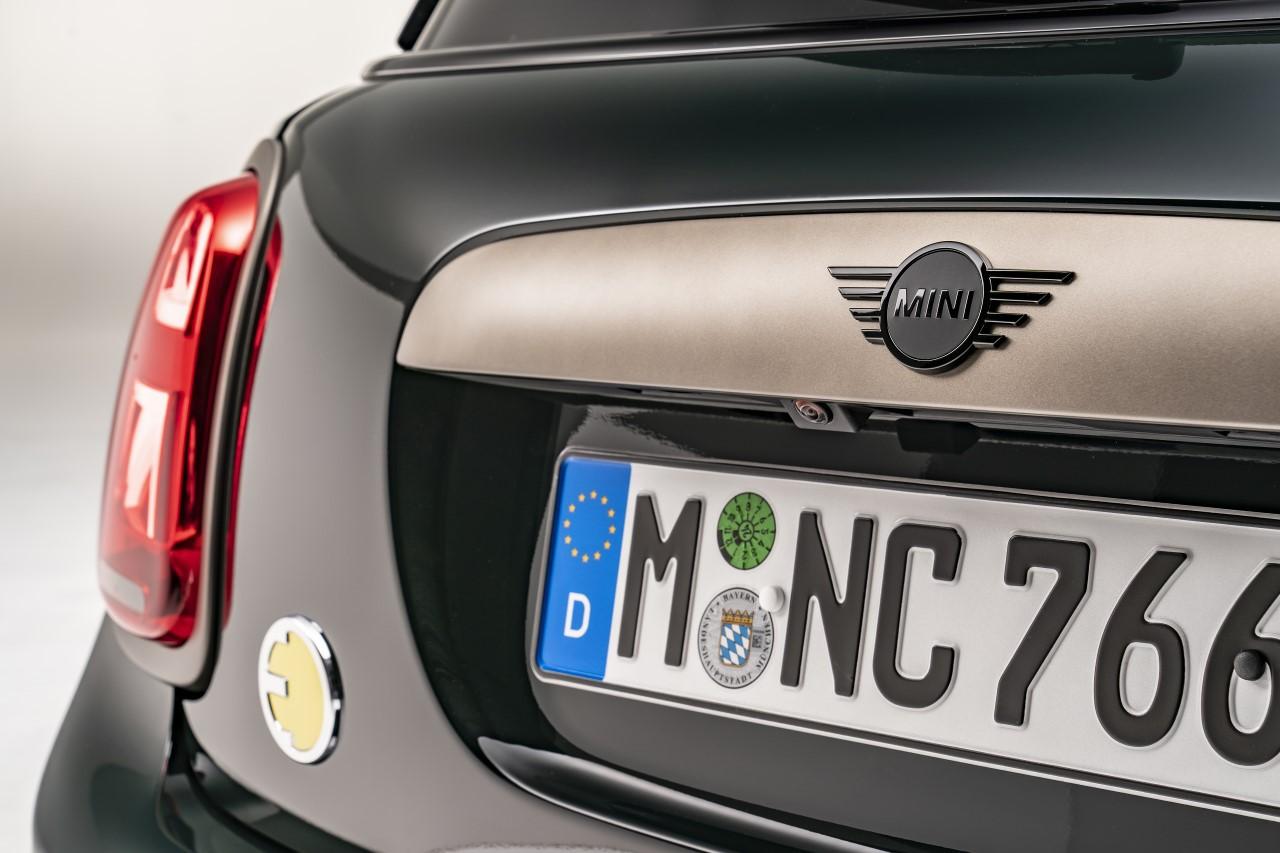 Photo 5 - Mini Cooper SE logos - BMW. Les modèles compacts sur la ...