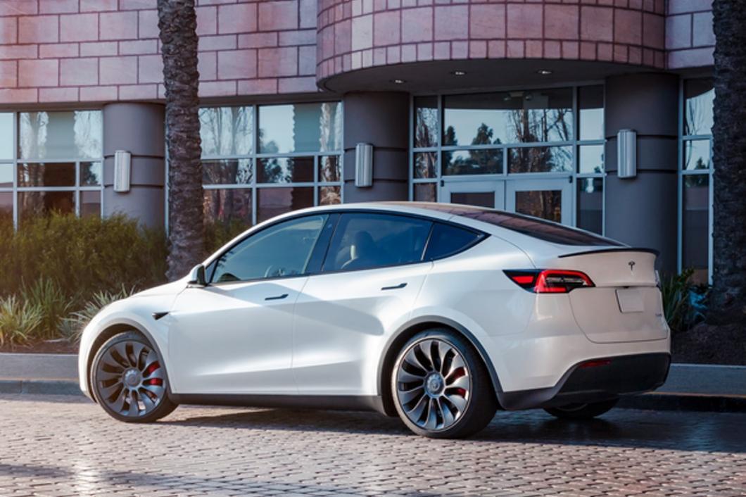 Photo 3 - Tesla blanche - Canaux. Comment les marques ont piloté leurs ...