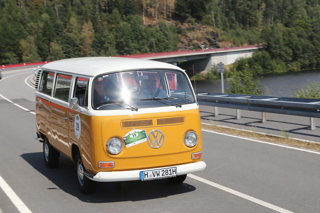Photo 23 - Volkswagen Combi Type 2 orange - Voitures de collection. Top ...