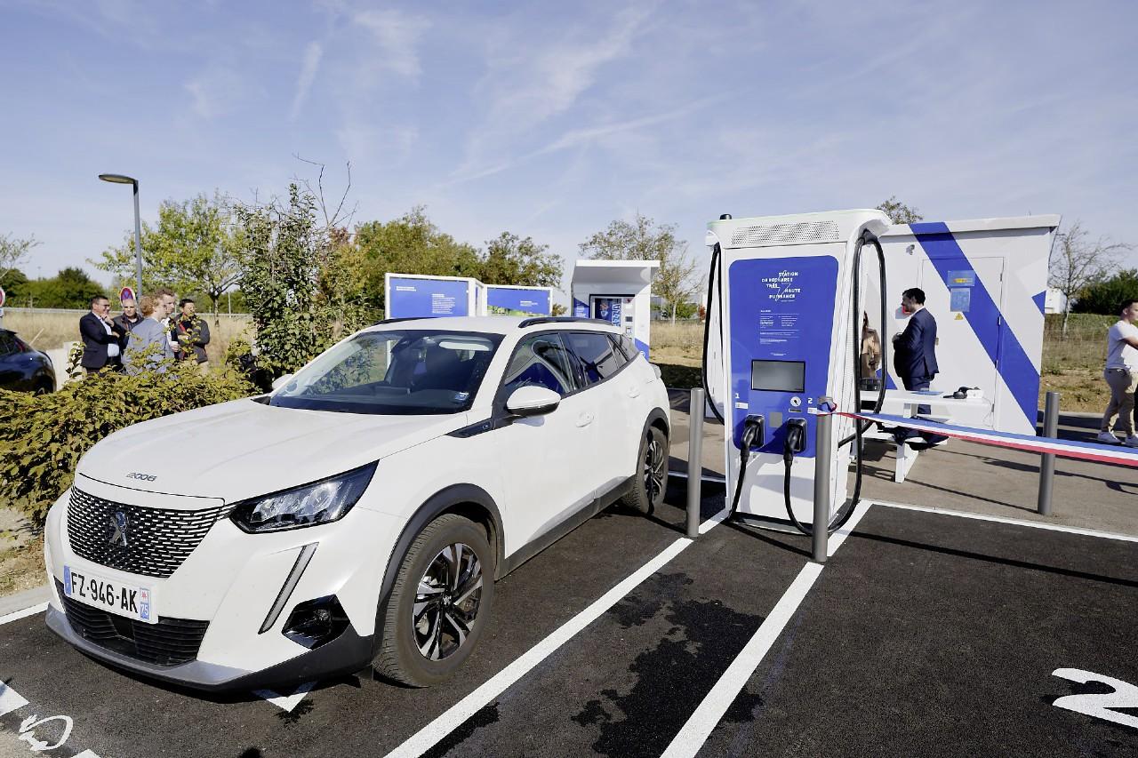 Voiture électrique. La première borne de recharge 360 kW inaugurée en ...