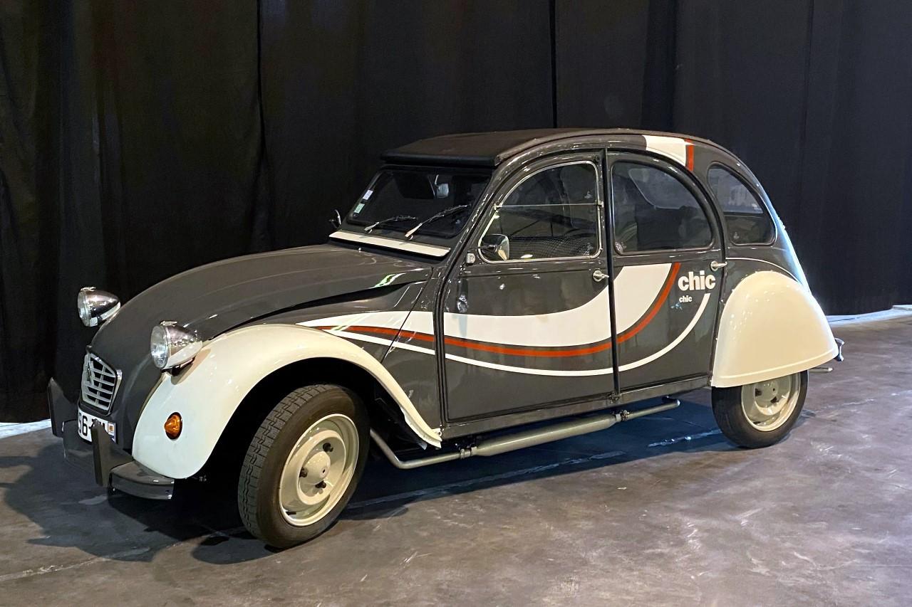 Une Citroën 2CV Chic dédicacée par Franck Dubosc aux enchères