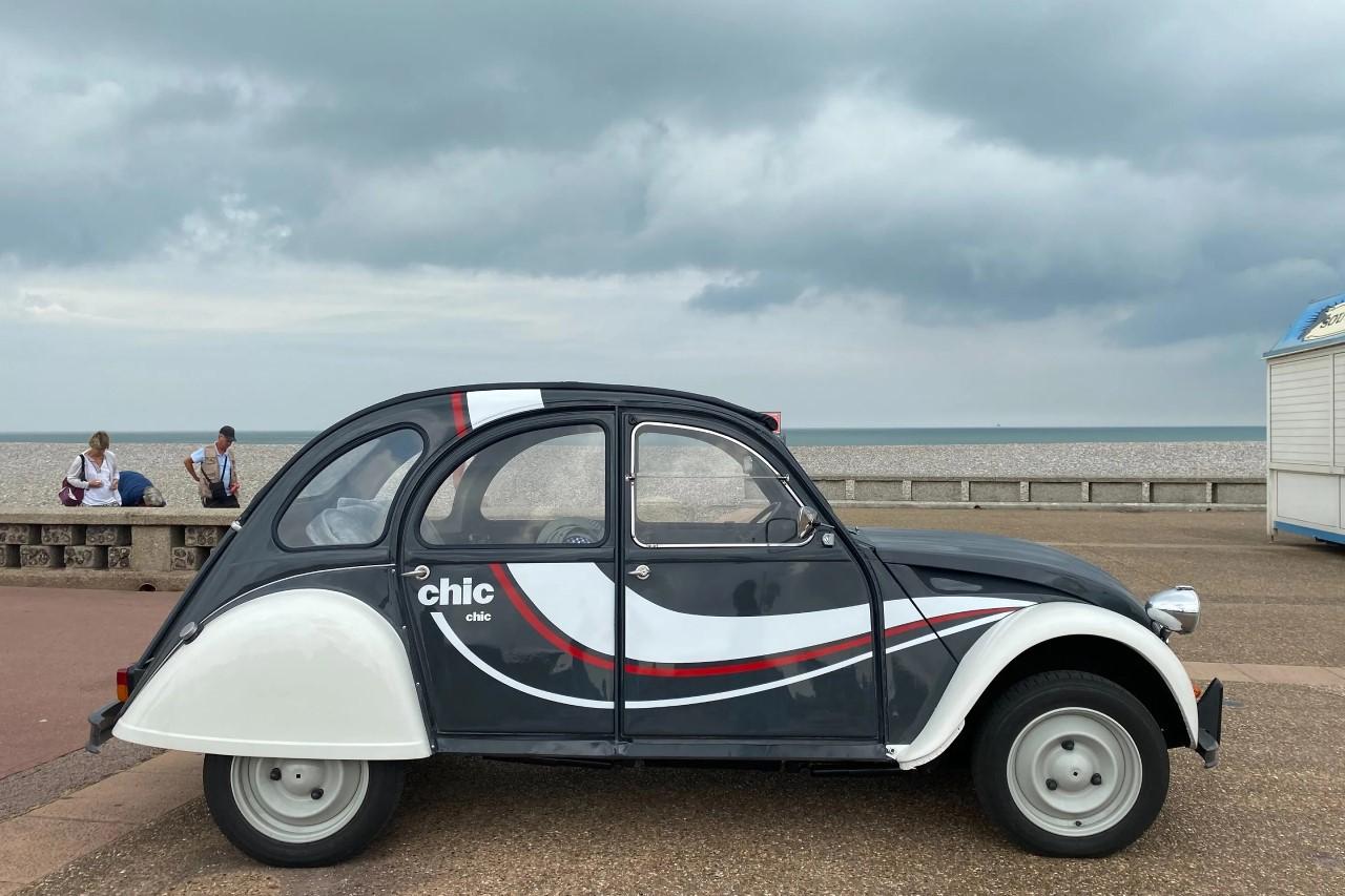 Une Citroën 2CV Chic dédicacée par Franck Dubosc aux enchères