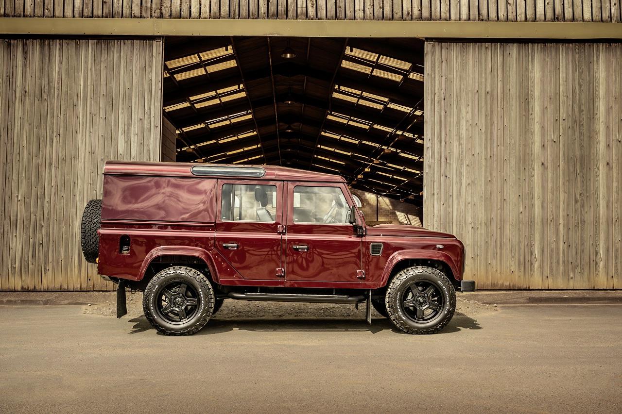 Photo 4 - Land Rover Defender Twisted rouge - Seize Land Rover Defender ...