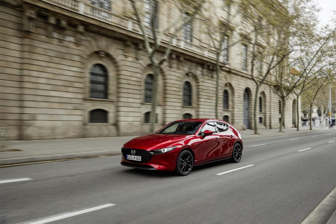 Photo 4 - Mazda 3 rouge - Écran tactile, molette, pavé… quel type de ...