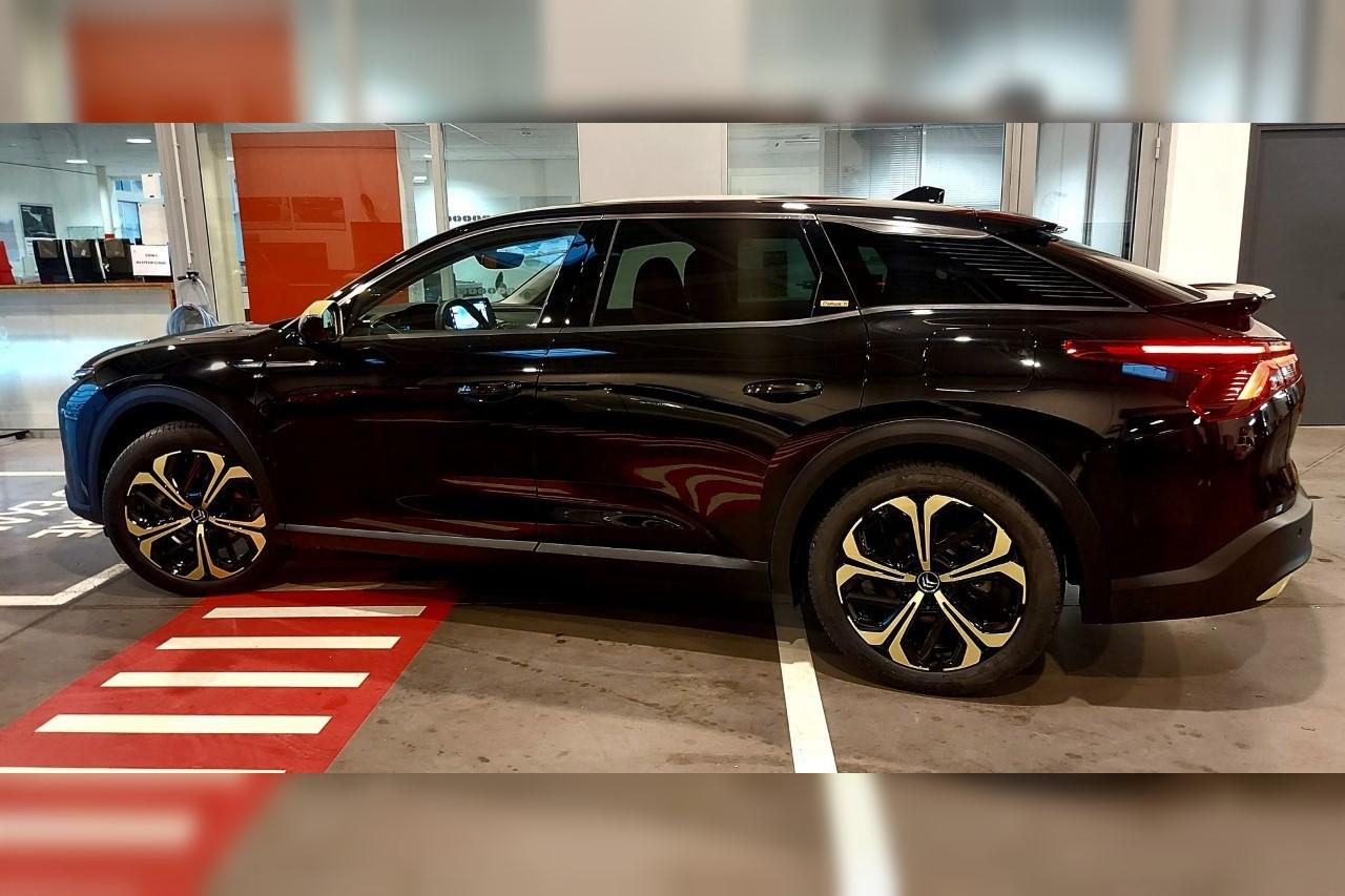 Un distributeur Citroën signe une C5 X Pallas haut de gamme et rétro