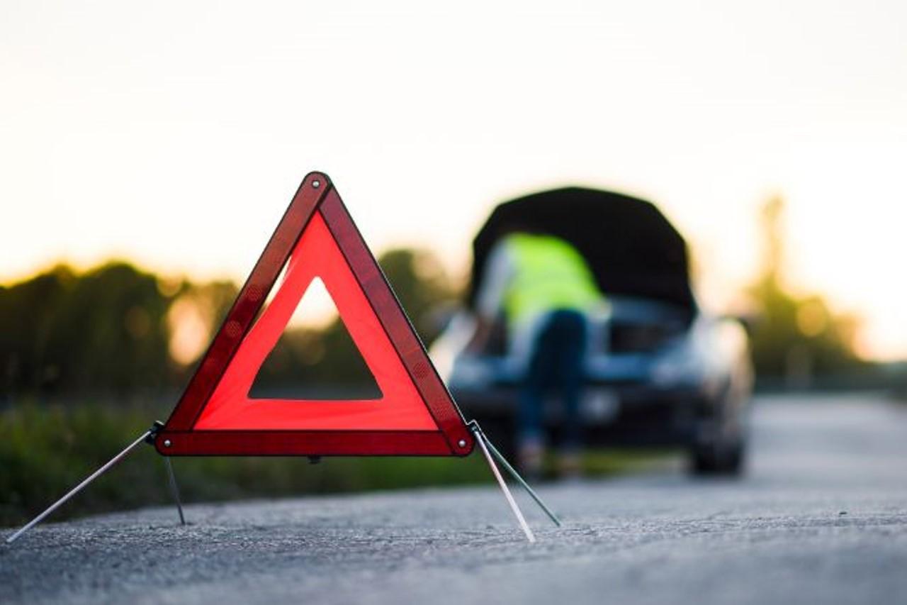 Photo 3 - pane triangle de signalisation - Carburants. Gare aux frais ...