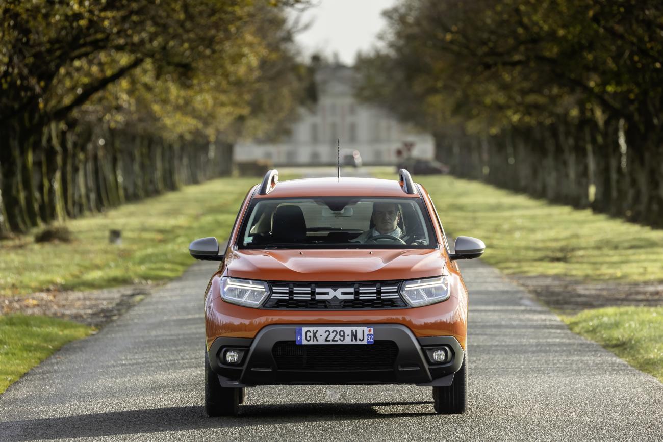 Photo 6 - Sur la face du Duster, on remarque la nouvelle calandre et le ...