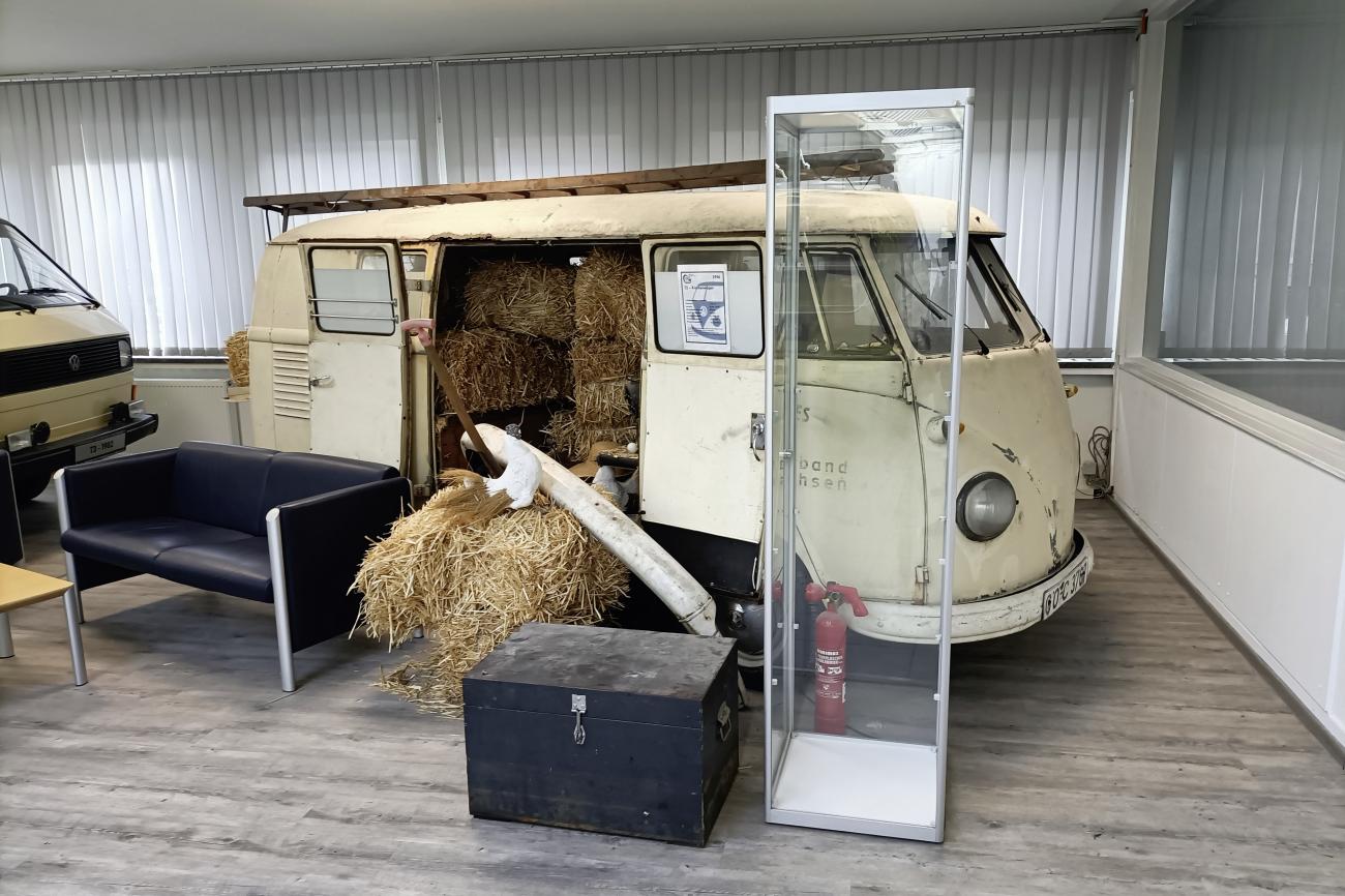 Photo 18 - Ce Combi T1 de 1956 est une ancienne ambulance, qui s ...