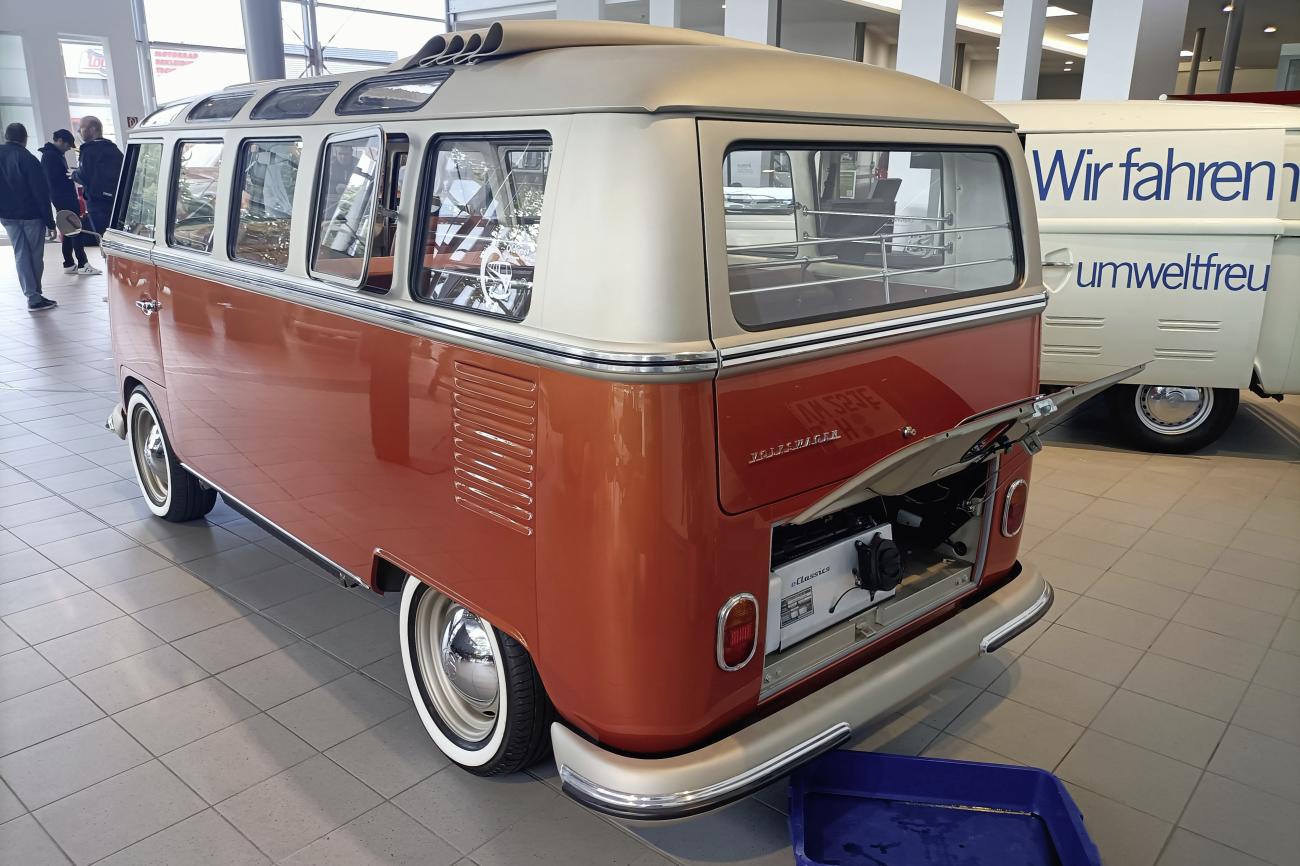 Photo 12 - Ce Combi T1 de 1966 a été rebaptisé e-Bulli après avoir ...