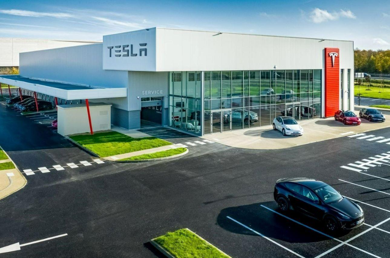 Tesla inaugure son plus grand centre français