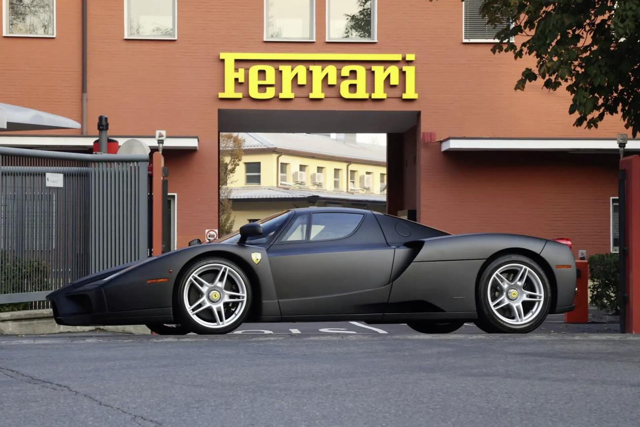 Ferrari Enzo. L’unique exemplaire noir mat proposé à la vente