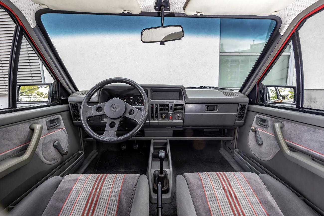 Photo 14 - Opel Corsa A GSi planche de bord - Essai rétro Opel Corsa A ...