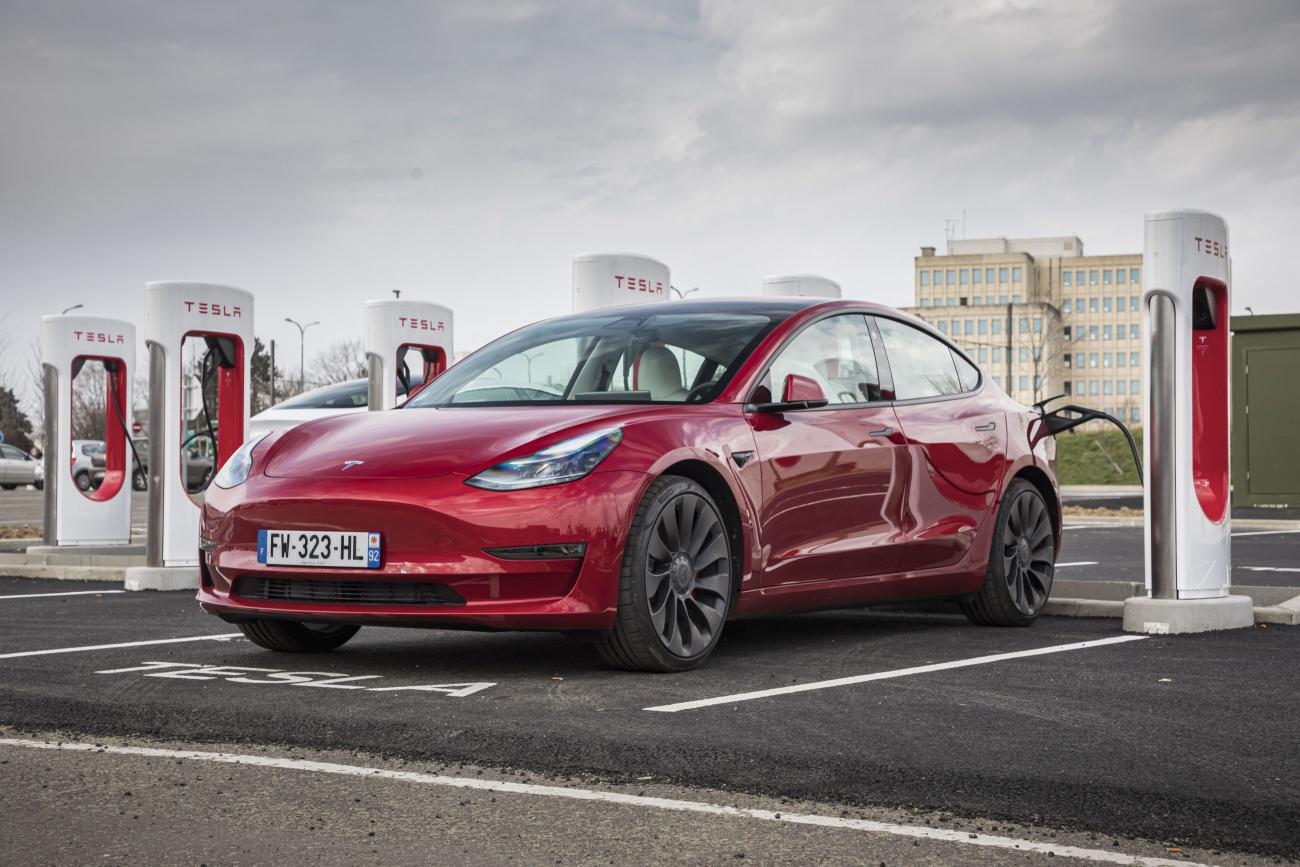 Tesla offre des crédits de charge à ses nouveaux clients