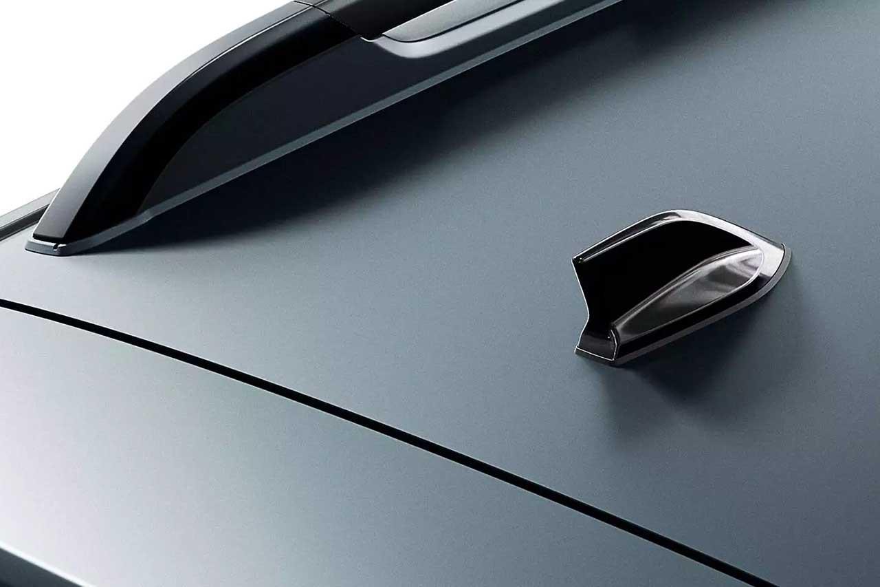 Photo 4 - L'antenne requin (une nouveauté) est noire. Les barres de ...