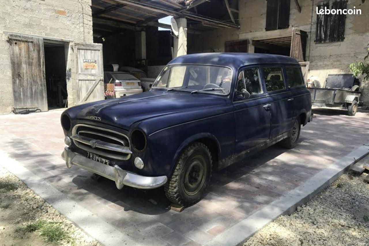 Photo 17 - Cette Peugeot 403 break est dans un état correct malgré son ...
