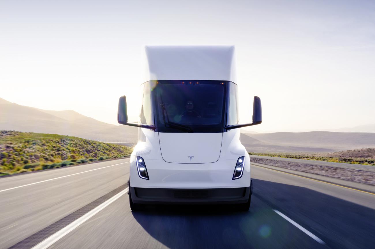 Photo 2 - Le camion 100 % électrique de Tesla, baptisé Semi. - Tesla ...