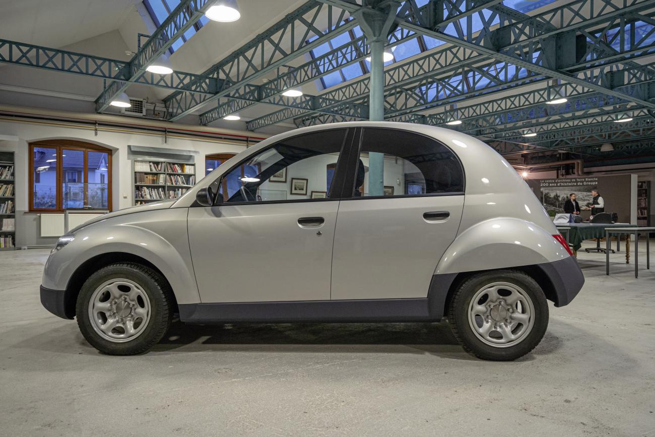 Photo 7 - La forme des arches de toit et du montant arrière font ...