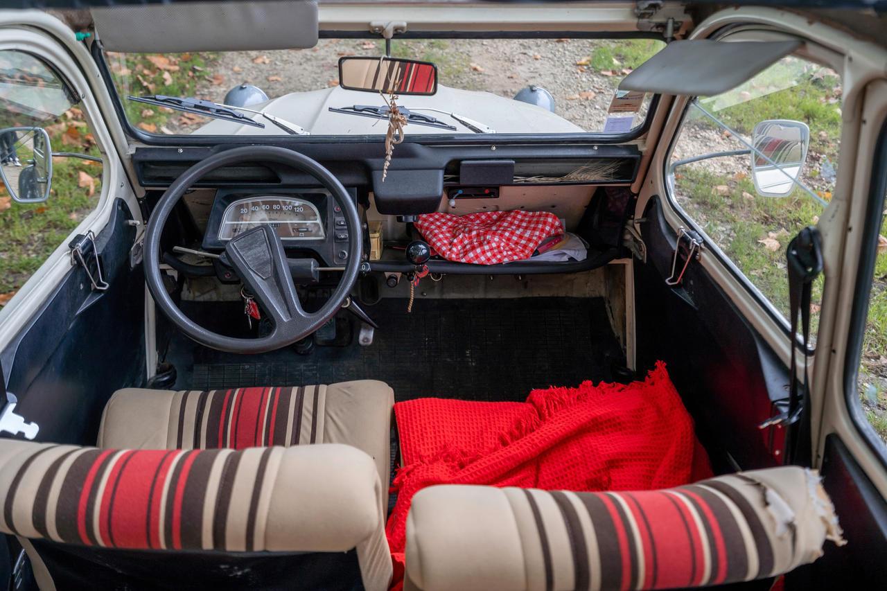 Photo 5 - L'intérieur de cette Citroën 2CV6 Club n'est pas de première ...