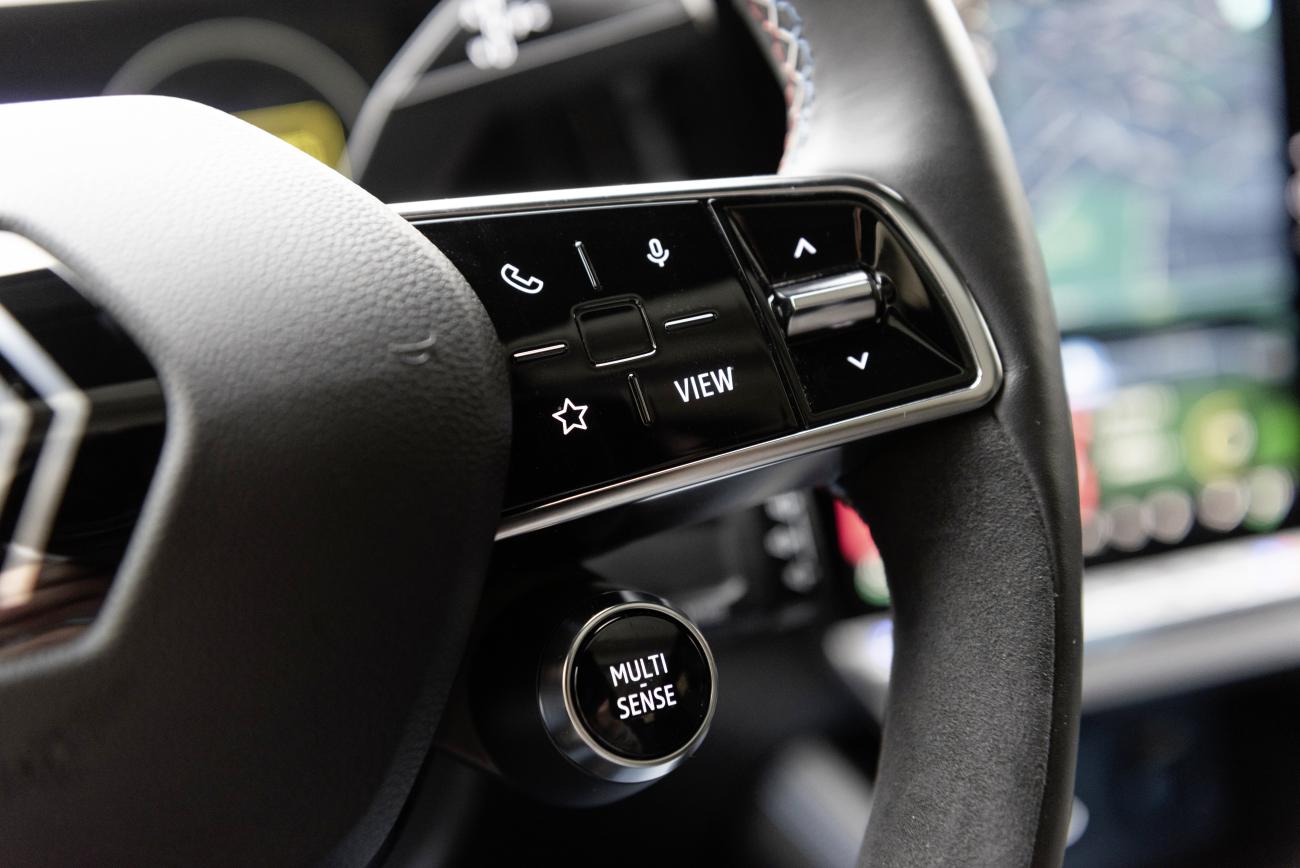 Photo 44 - Volant Renault Austral E-Tech 2023 - Essai comparatif. Le Renault Austral hybride ...