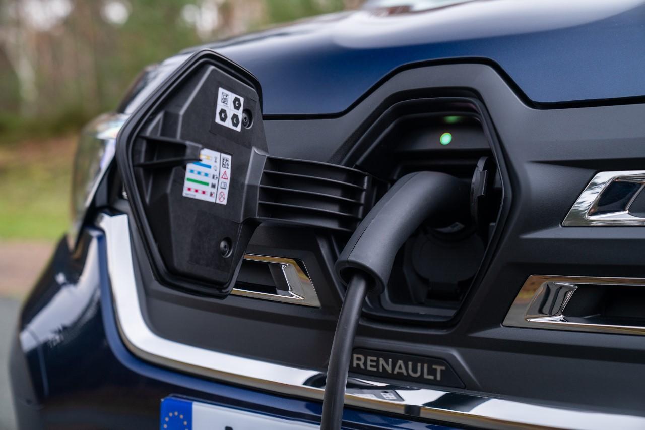 Voitures électriques. Renault travaille sur un chargeur embarqué ...