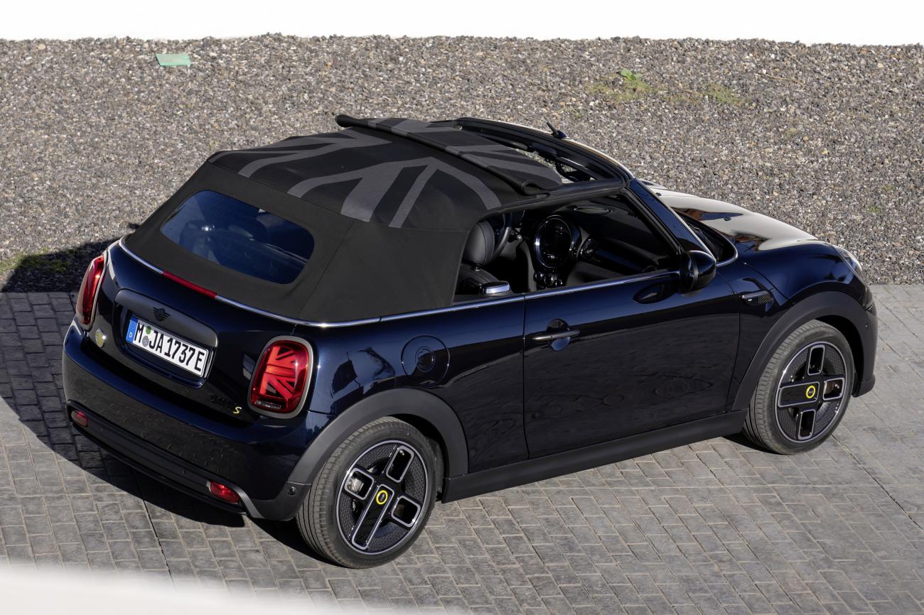 Photo 7 - La capote en toile de ce cabriolet a la particularité de ...