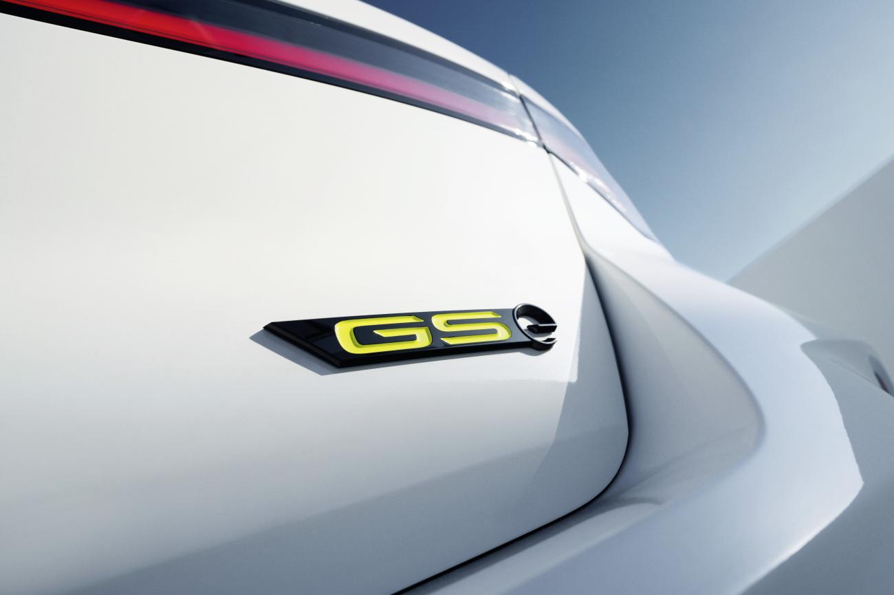 Photo 6 - Opel Astra GSe logo - Opel Astra GSe (2023). Un label sportif ...